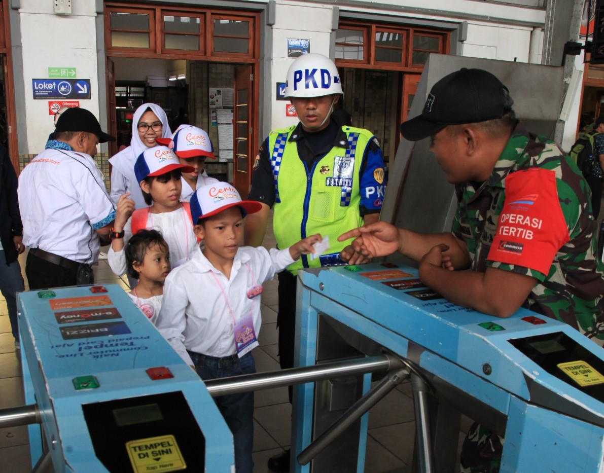 Ceria Bersama Kereta Api di Stasiun Tanjung Priuk | Kereta Anak Bangsa